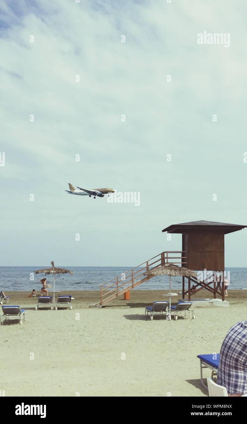 Airplane flying over beach hi-res stock photography and images - Alamy
