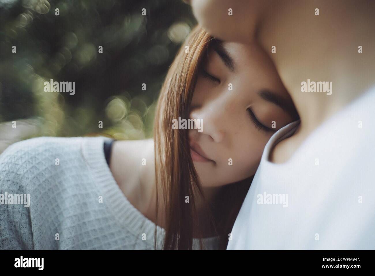 Head on shoulder hi-res stock photography and images - Alamy