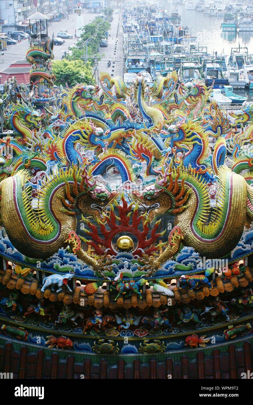 Dragons fighting hi-res stock photography and images - Alamy