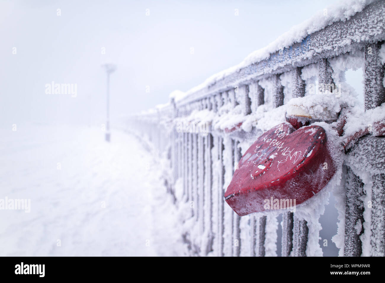 Red covered bridge in snow hi-res stock photography and images - Alamy