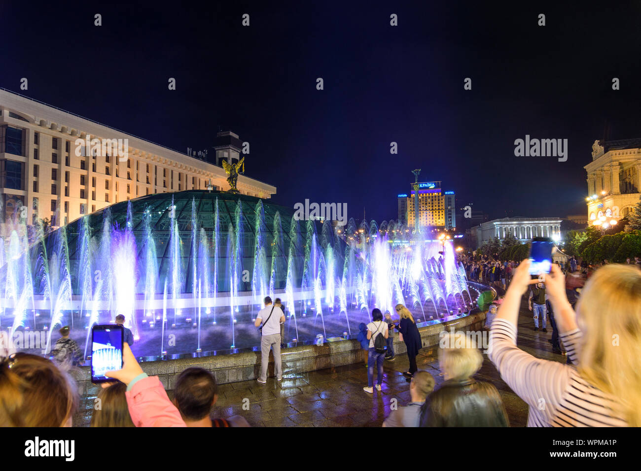 Kiev, Kyiv: Maidan Nezalezhnosti (Independence Square), nightly ...