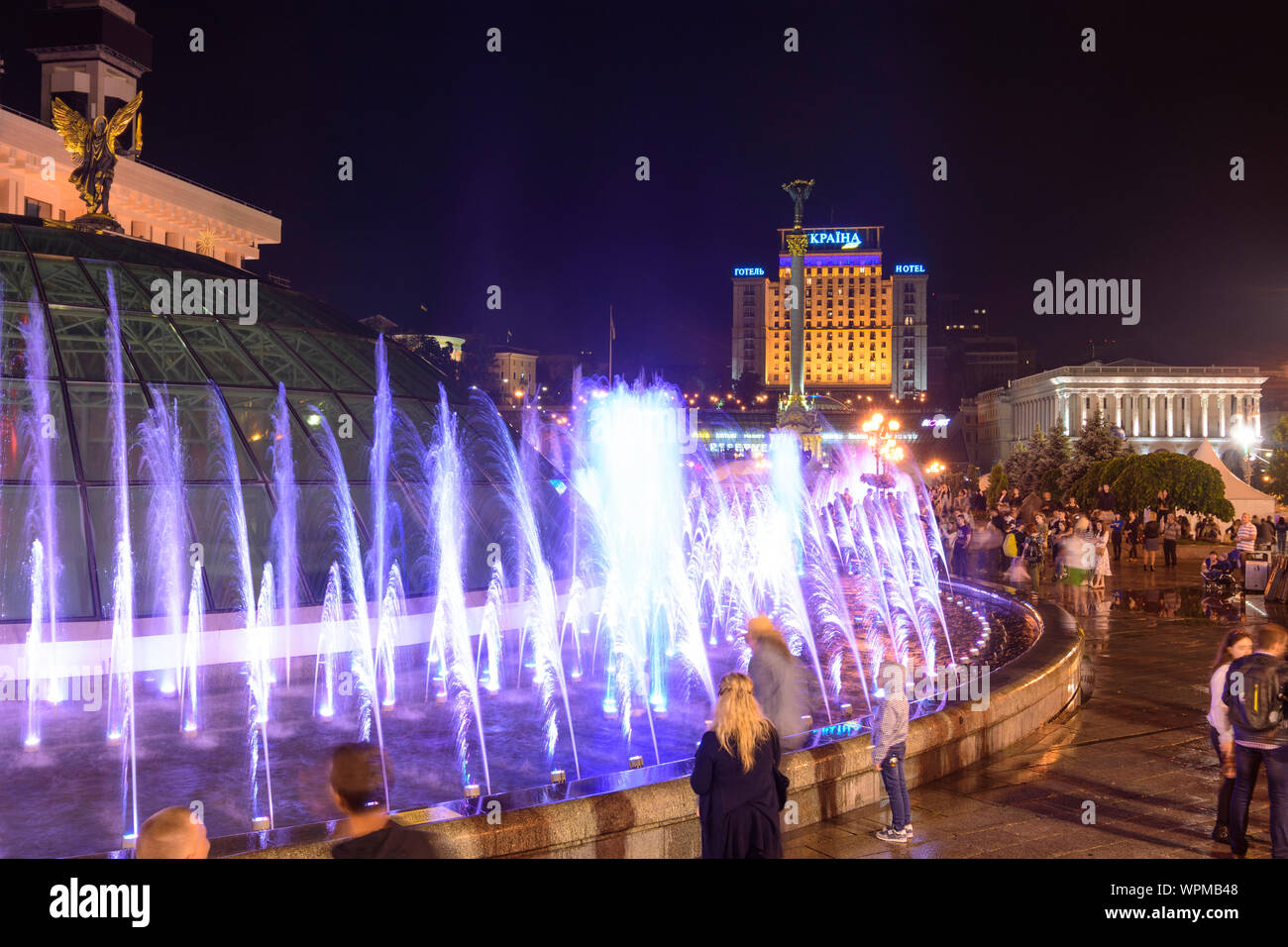 Kiev, Kyiv: Maidan Nezalezhnosti (Independence Square), nightly ...