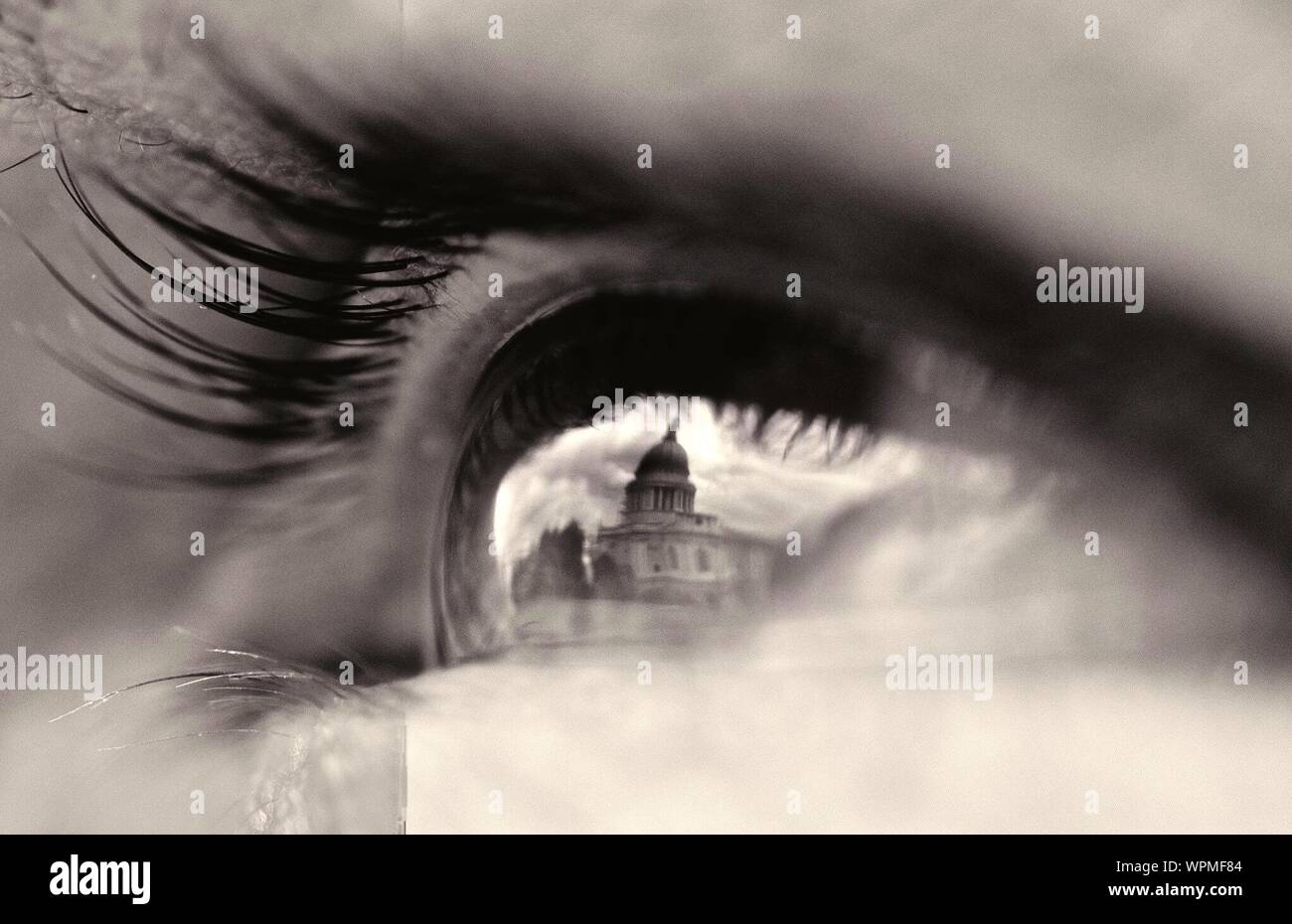 Eye reflection building hi-res stock photography and images - Alamy