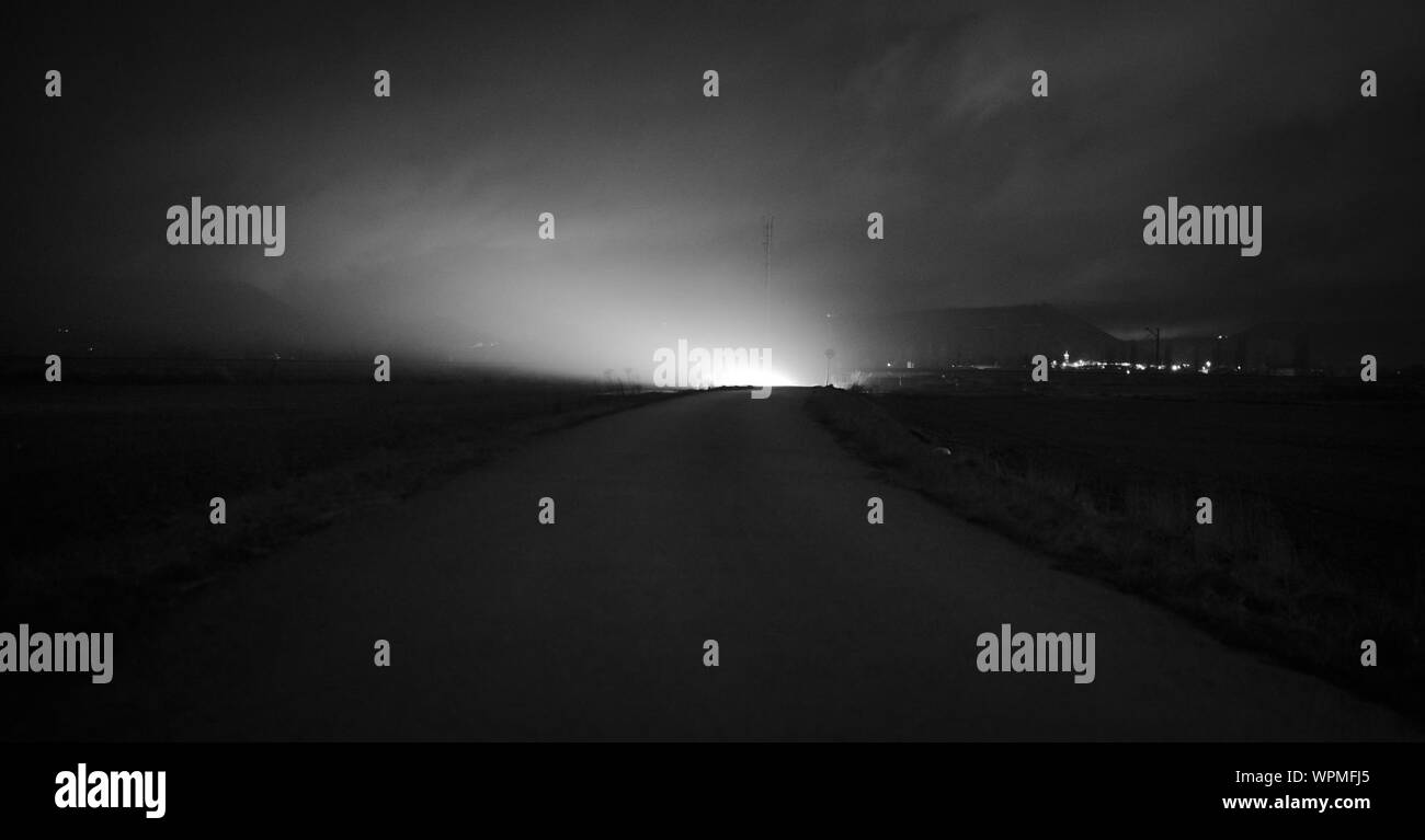 Night country road hi-res stock photography and images - Alamy