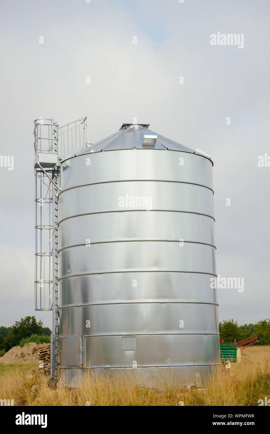 Modern steel grain silo hi-res stock photography and images - Alamy