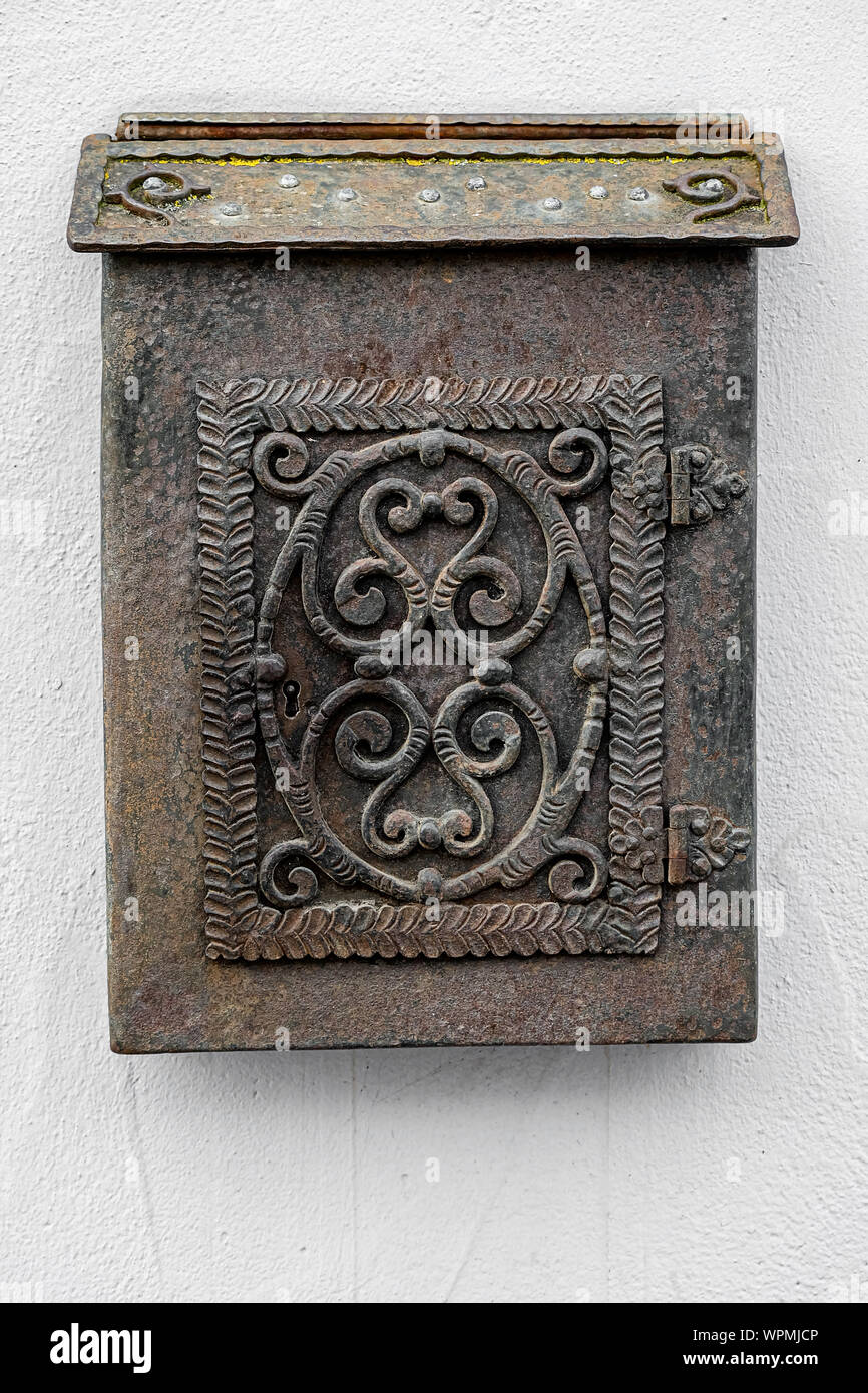 Old fashioned letterbox hi-res stock photography and images - Alamy