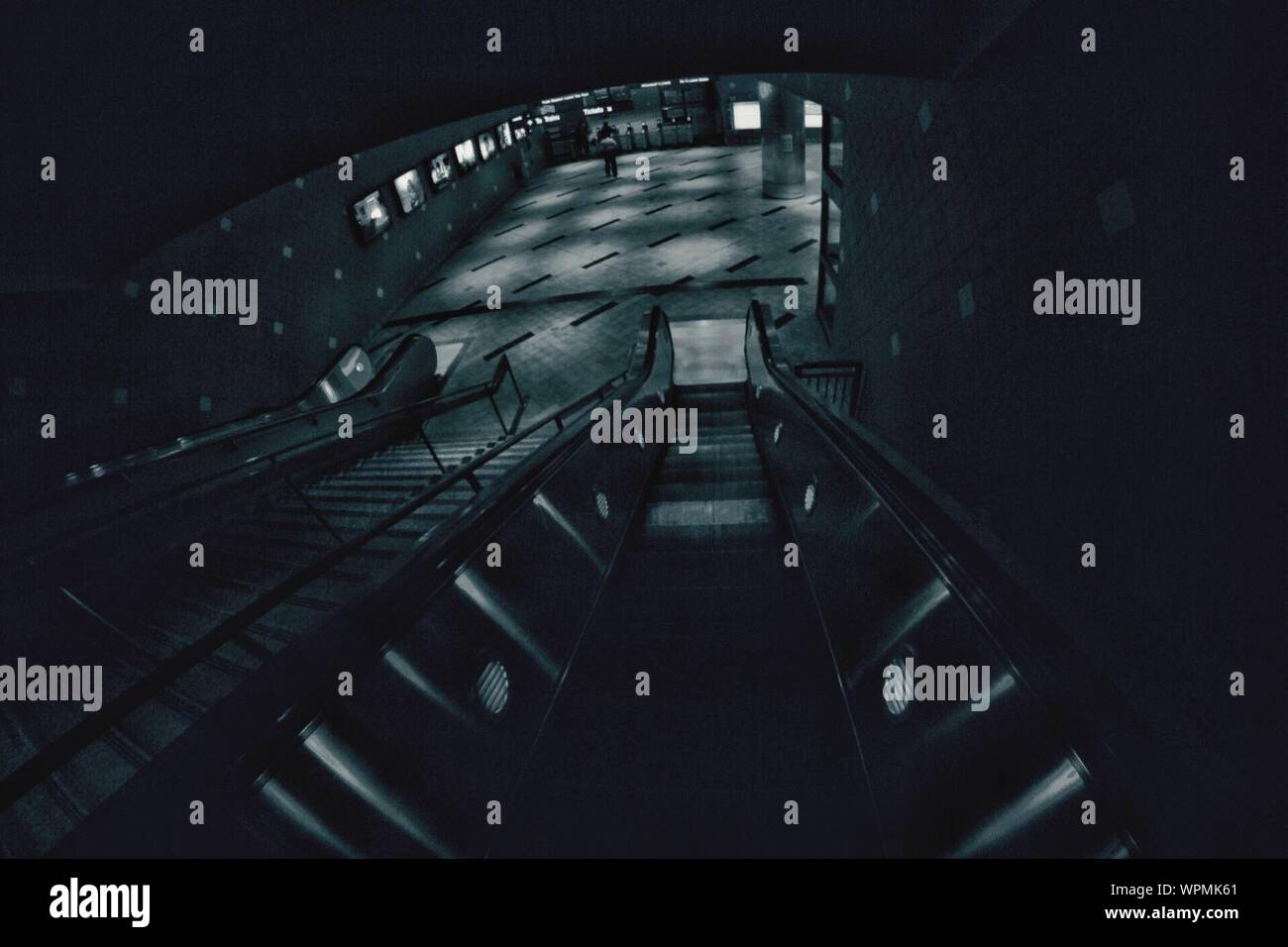 Dark subway hi-res stock photography and images - Alamy