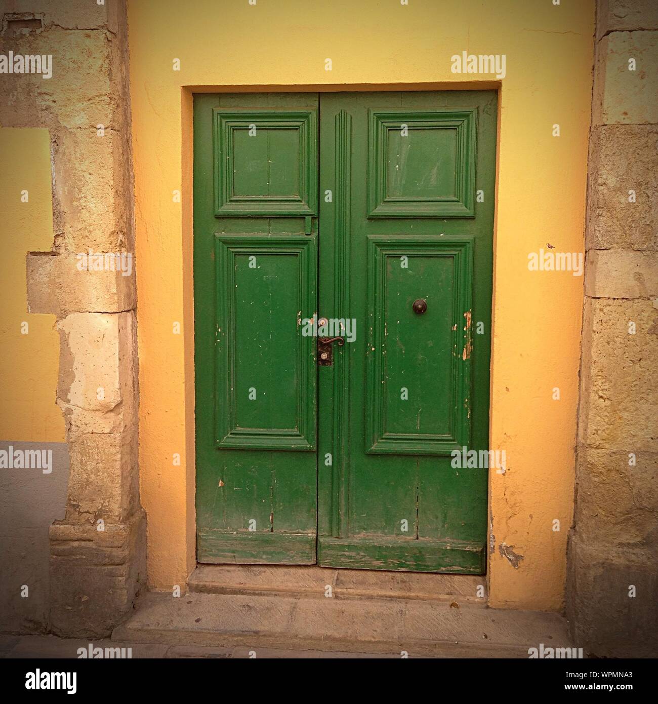 Closed houses hi-res stock photography and images - Alamy
