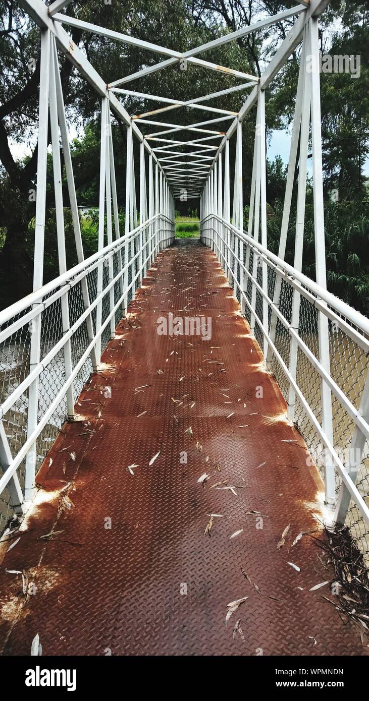 Footbridge over stream architecture hi-res stock photography and images ...