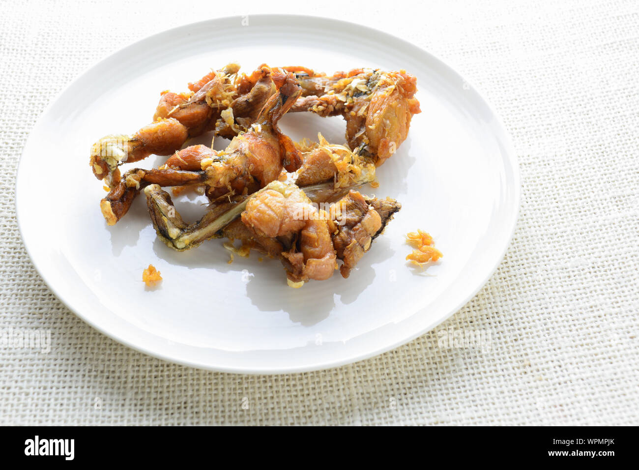 Crispy frogs legs with garlic and tarragon. Quick and easy frog leg ...