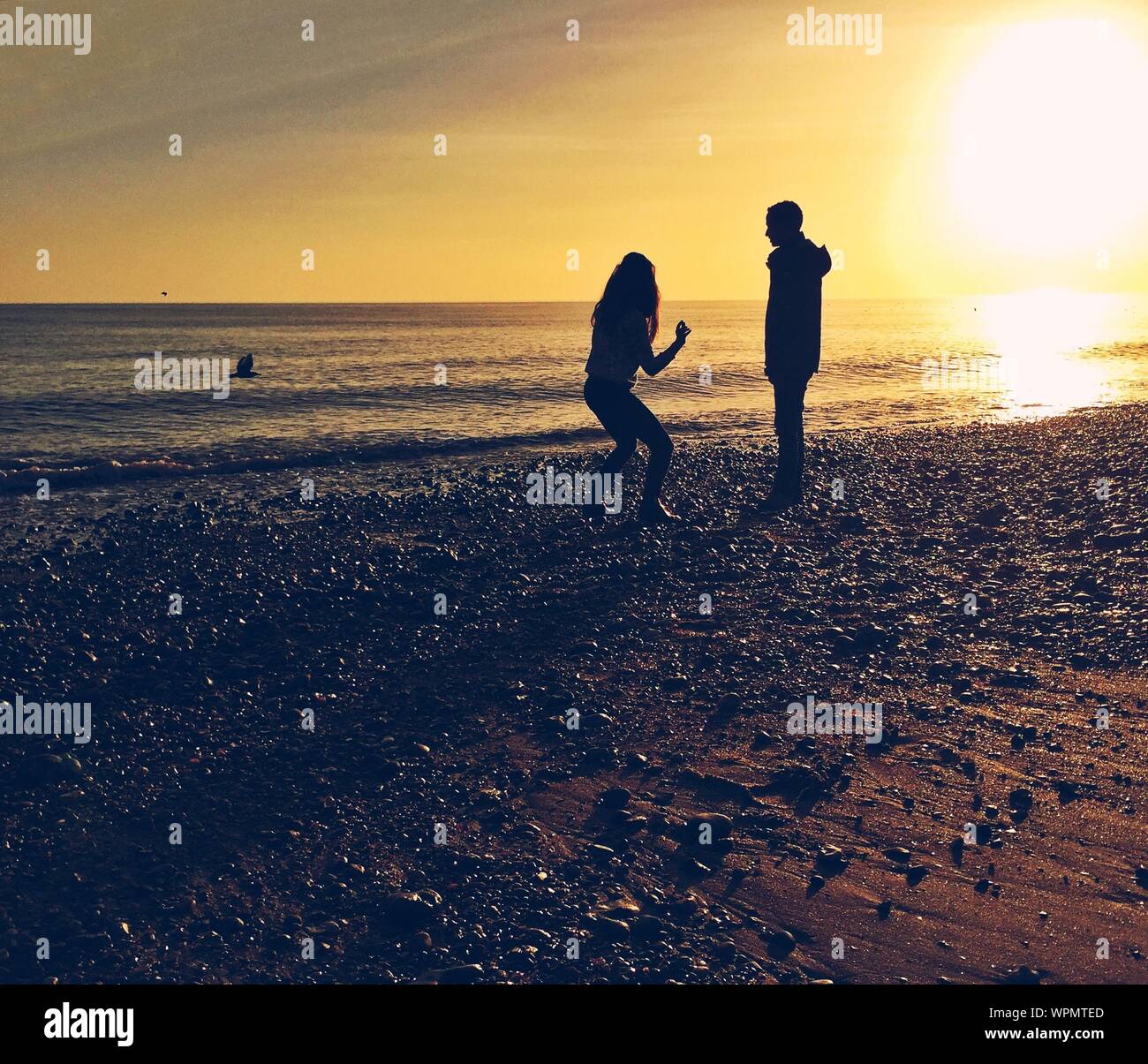 Silhouette of couple on beach hi-res stock photography and images - Alamy