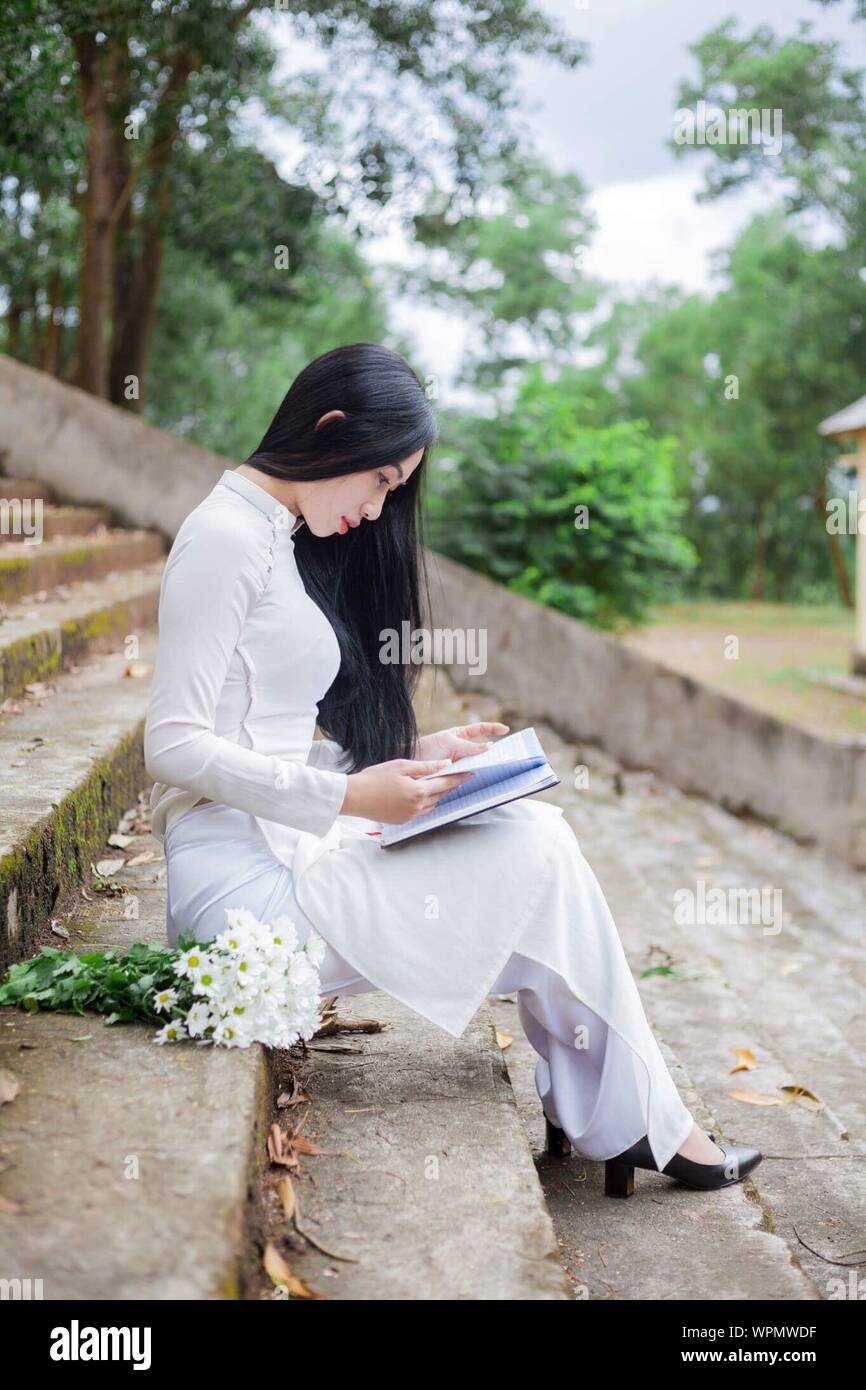 Reading book on steps hi-res stock photography and images - Alamy