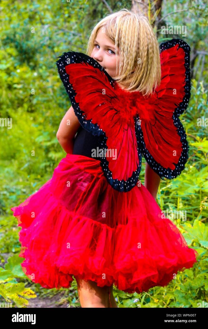 Girl and butterfly hi-res stock photography and images - Alamy