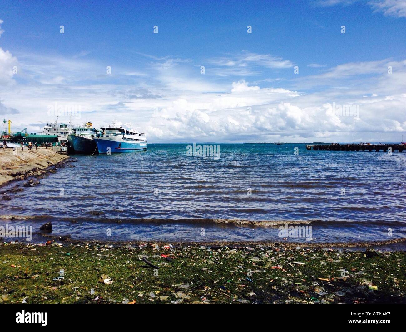 Ships at dock hi-res stock photography and images - Alamy