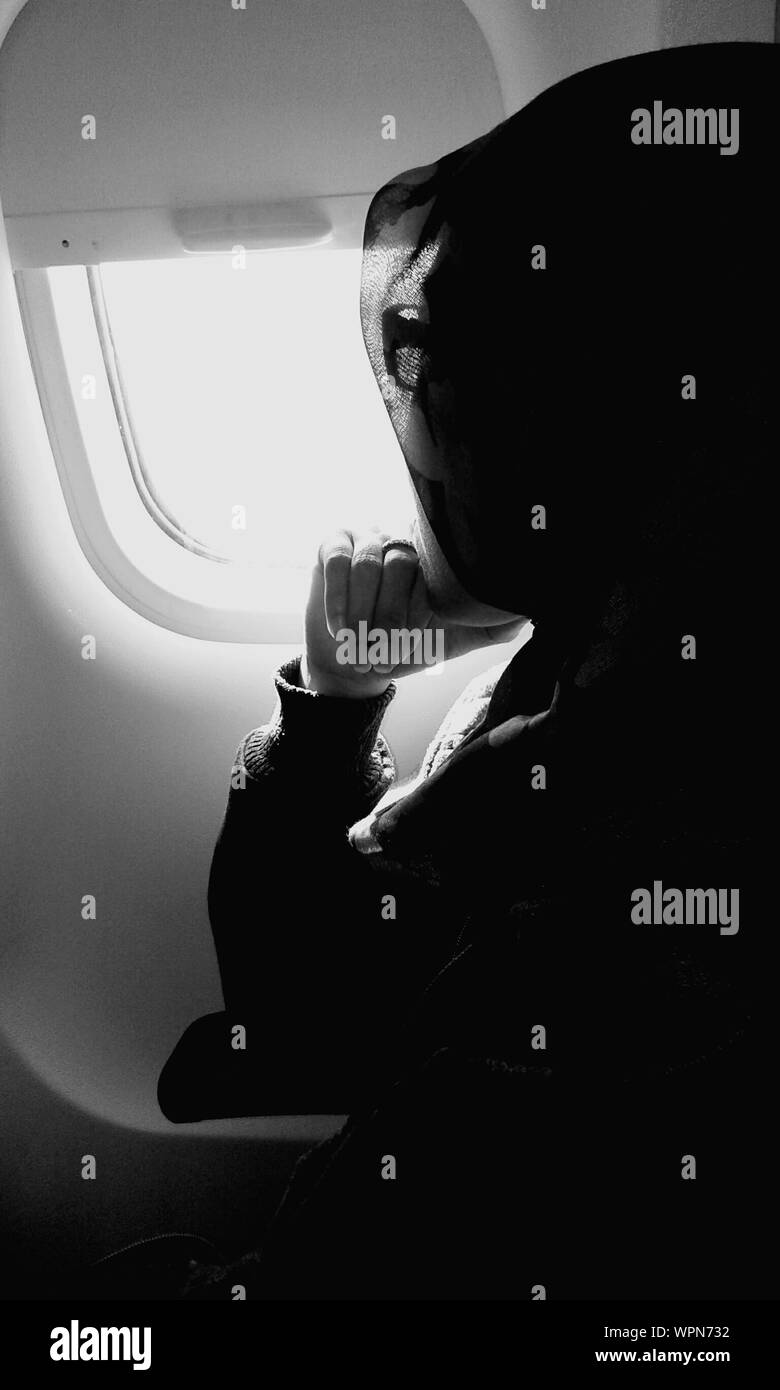 Airplane side window hi-res stock photography and images - Alamy