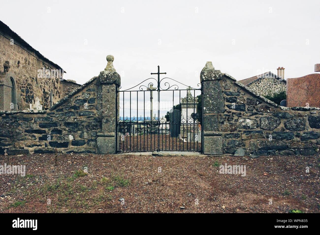 Graveyard gate hi-res stock photography and images - Alamy