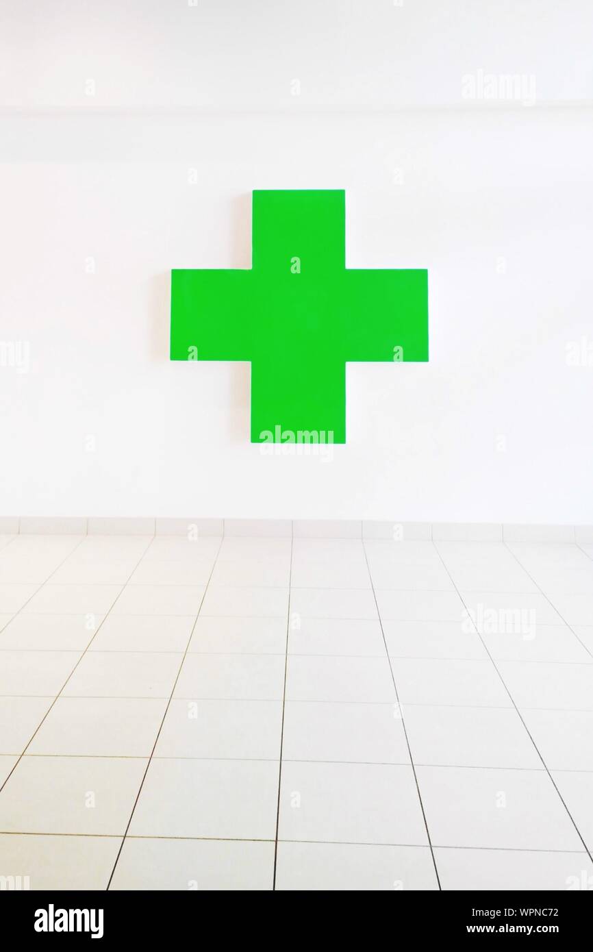 First aid sign hi-res stock photography and images - Alamy