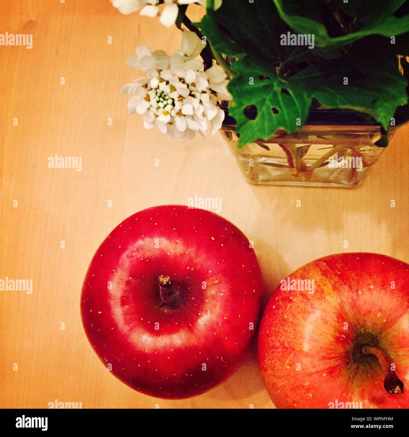 Vase with apples hi-res stock photography and images - Alamy