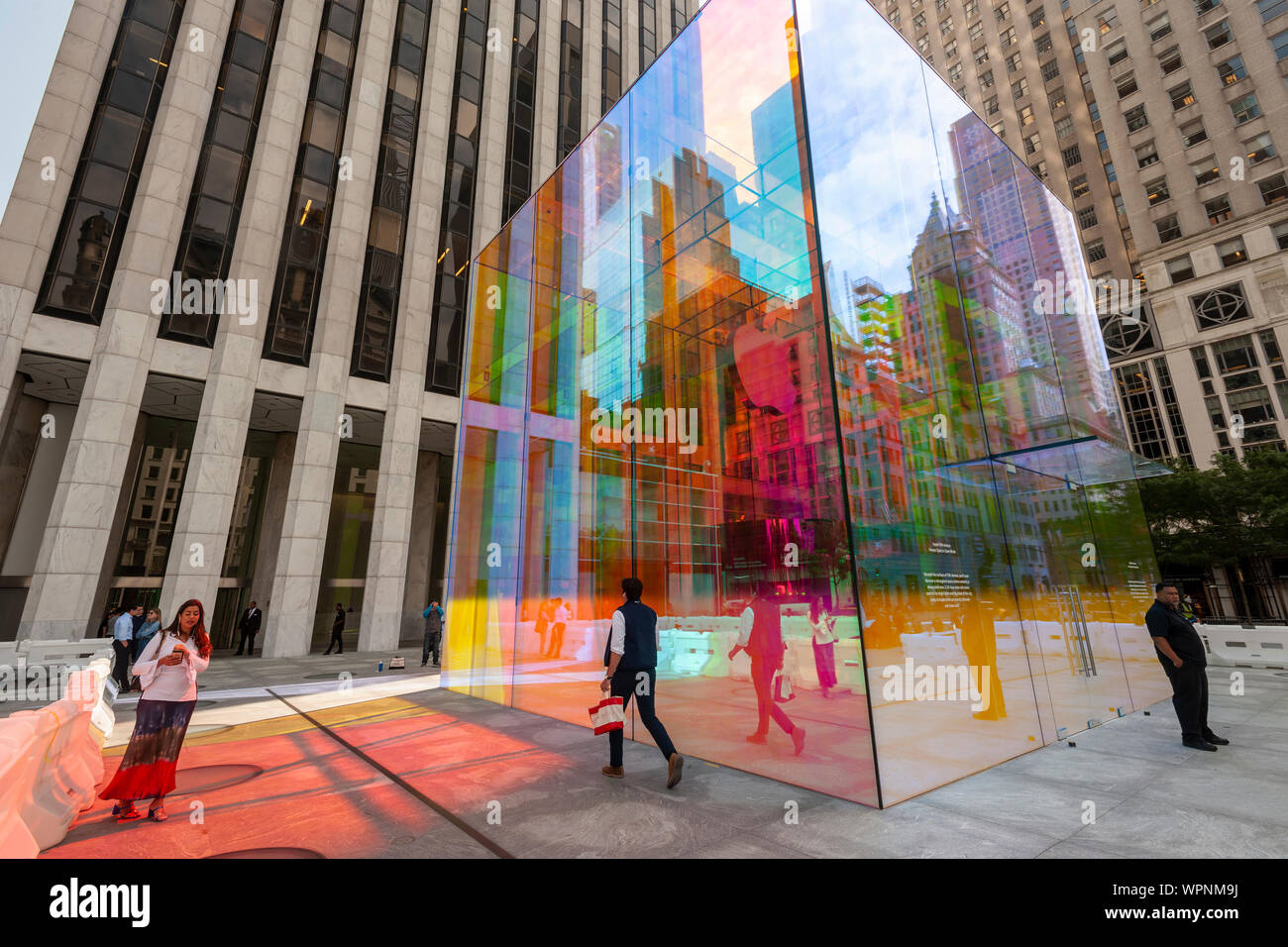 The glass cube at the entrance to the Apple store on Fifth Avenue in ...
