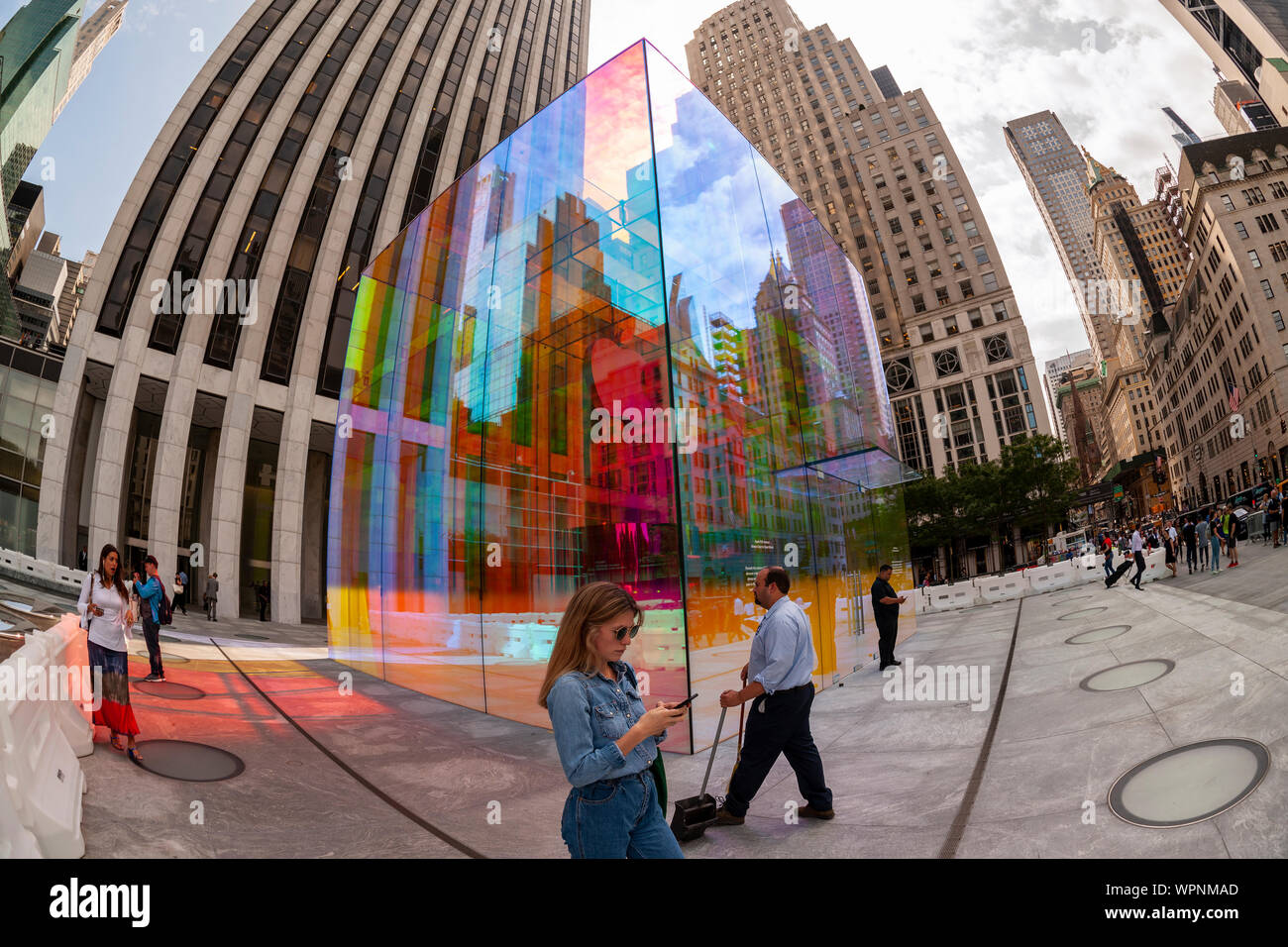 The glass cube at the entrance to the Apple store on Fifth Avenue in ...