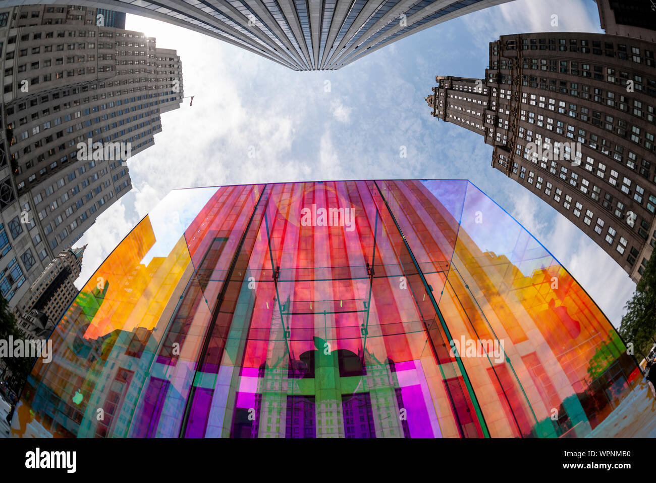 The glass cube at the entrance to the Apple store on Fifth Avenue in ...