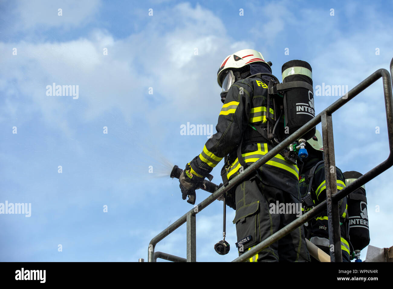 05 September 2019, Saxony, Pirna: A firefighter comrade checks the ...