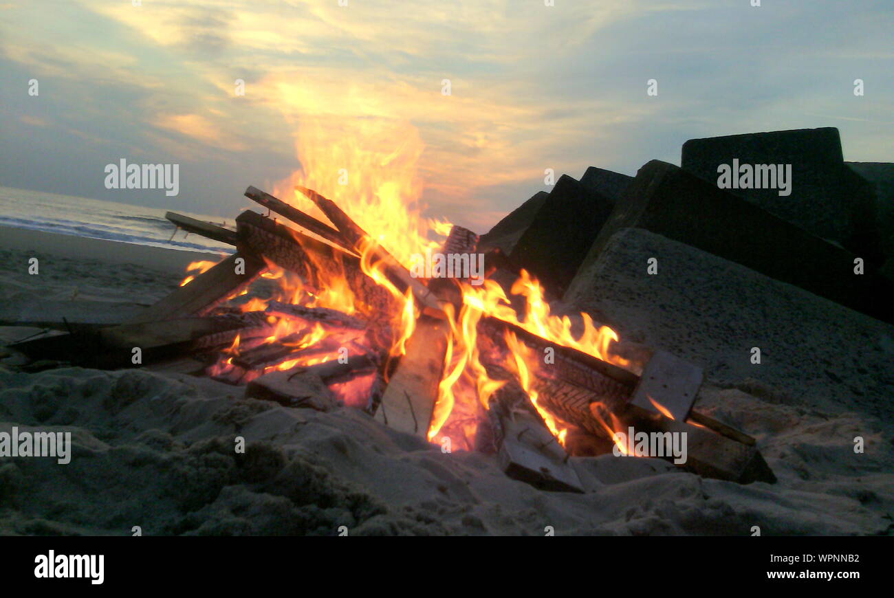 Bonfire at the beach hi-res stock photography and images - Alamy