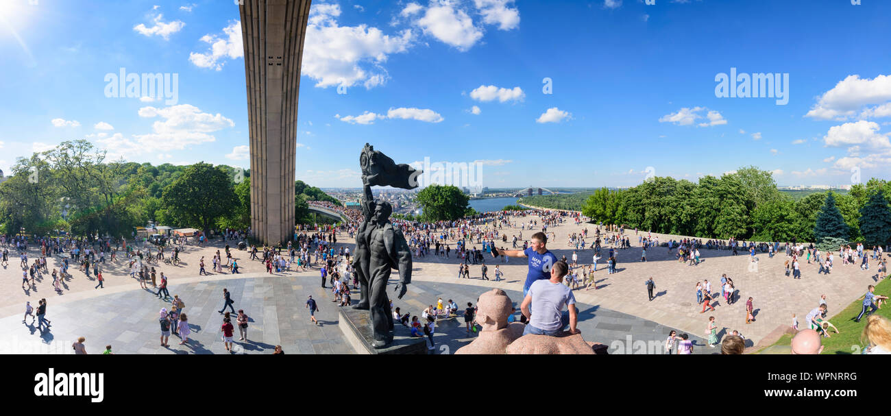 Kiev, Kyiv: People's Friendship Arch (Friendship of Nations Monument ...