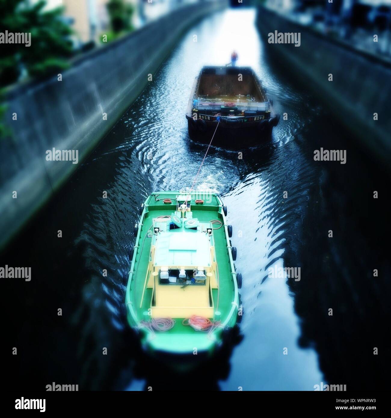 Tugboat pulling barge hi-res stock photography and images - Alamy