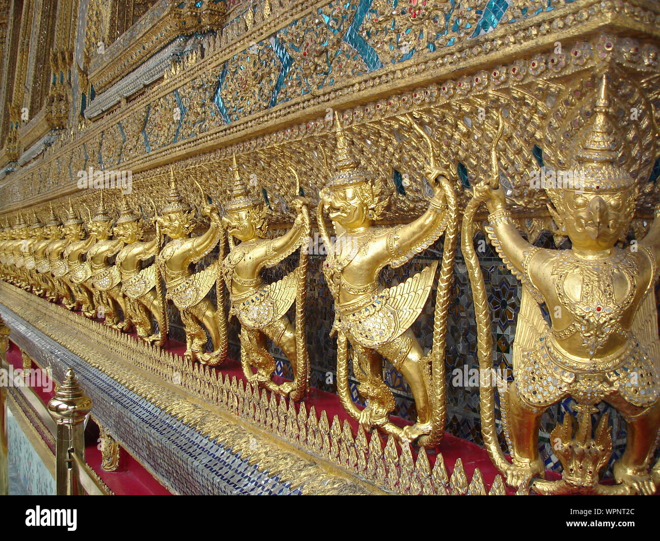 Golden statues at temple hi-res stock photography and images - Alamy