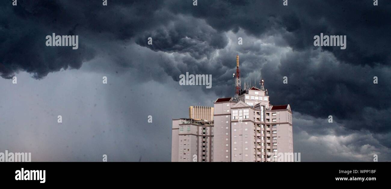 Skyscraper above clouds High Resolution Stock Photography and Images ...