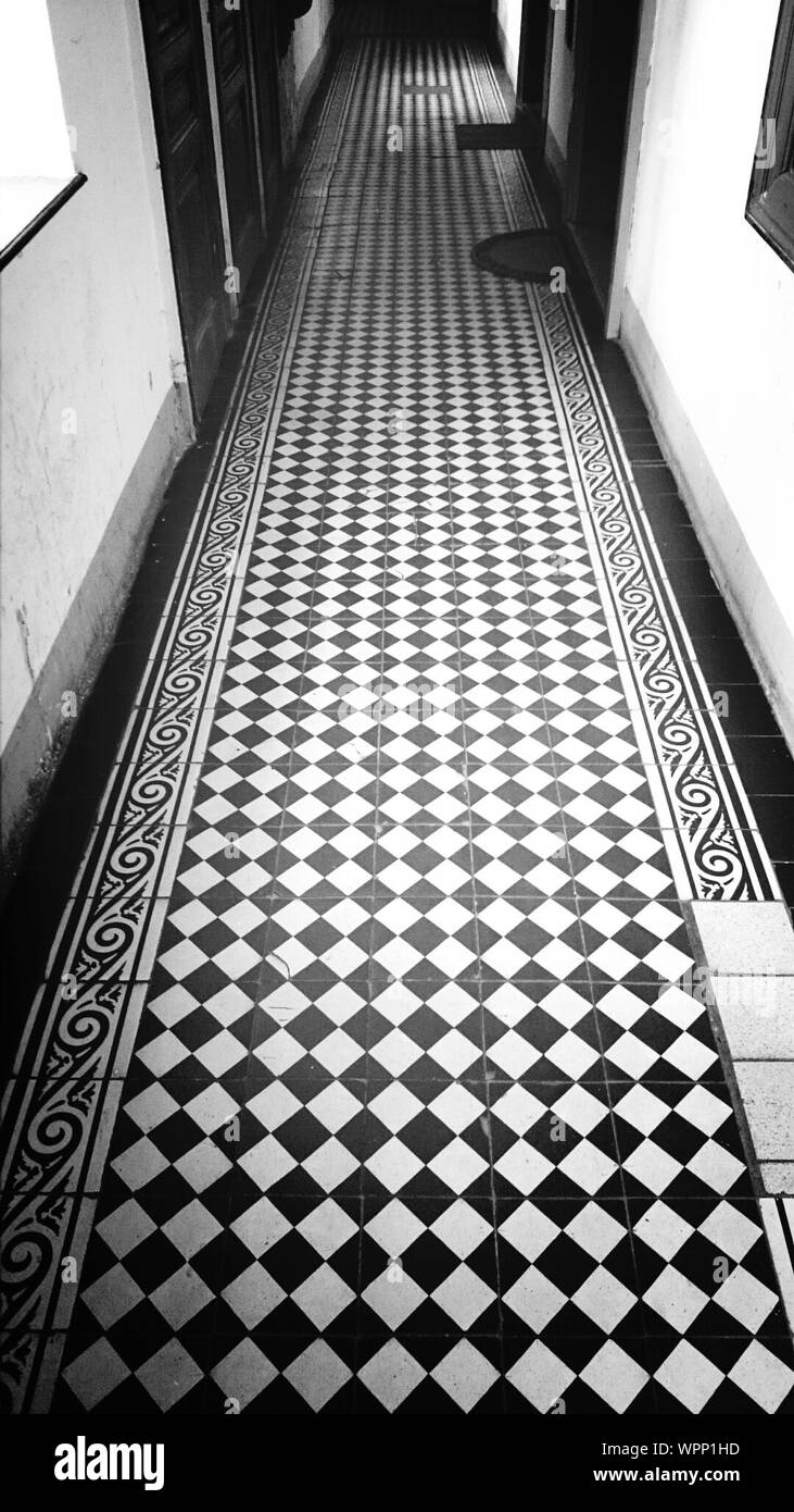Tiled floor hallway hi-res stock photography and images - Alamy