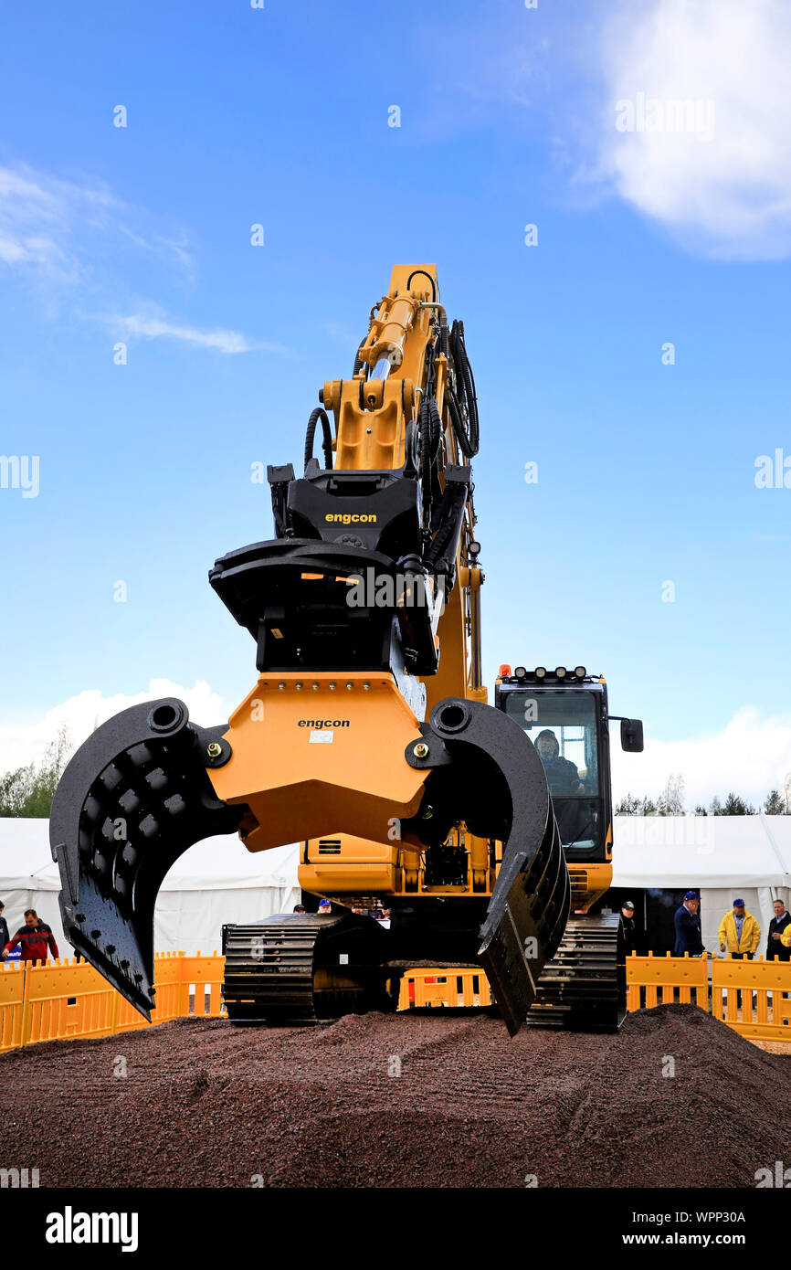 Tracks excavator machine on hi-res stock photography and images - Alamy