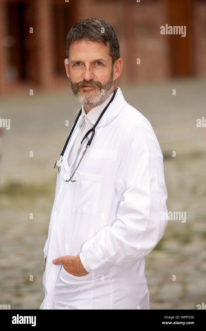 Bearded doctor in lab hi-res stock photography and images - Alamy