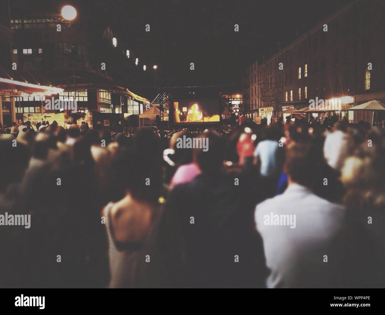 People watching movie outdoor hi-res stock photography and images - Alamy