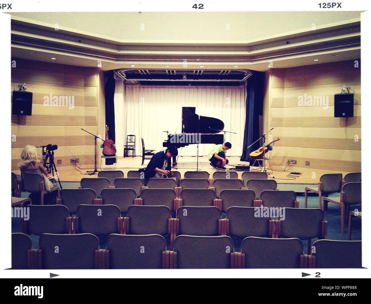 Row of students in a classroom hi-res stock photography and images - Alamy