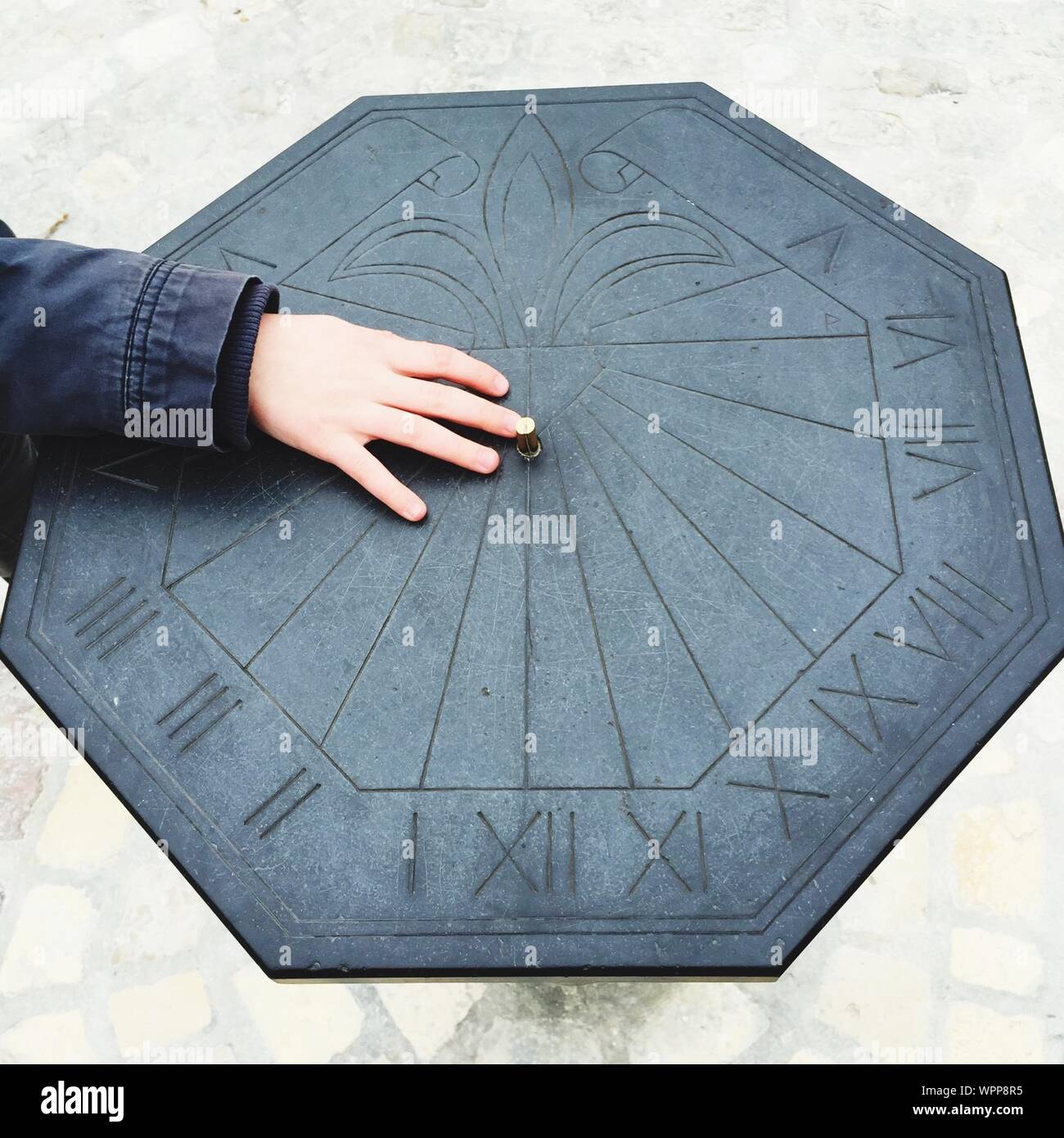 On sundial hi-res stock photography and images - Alamy