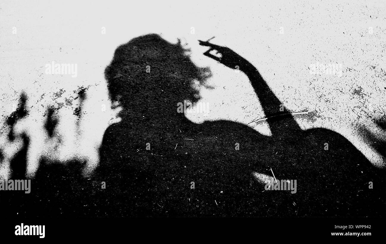 Woman Smoking Silhouette High Resolution Stock Photography and Images ...