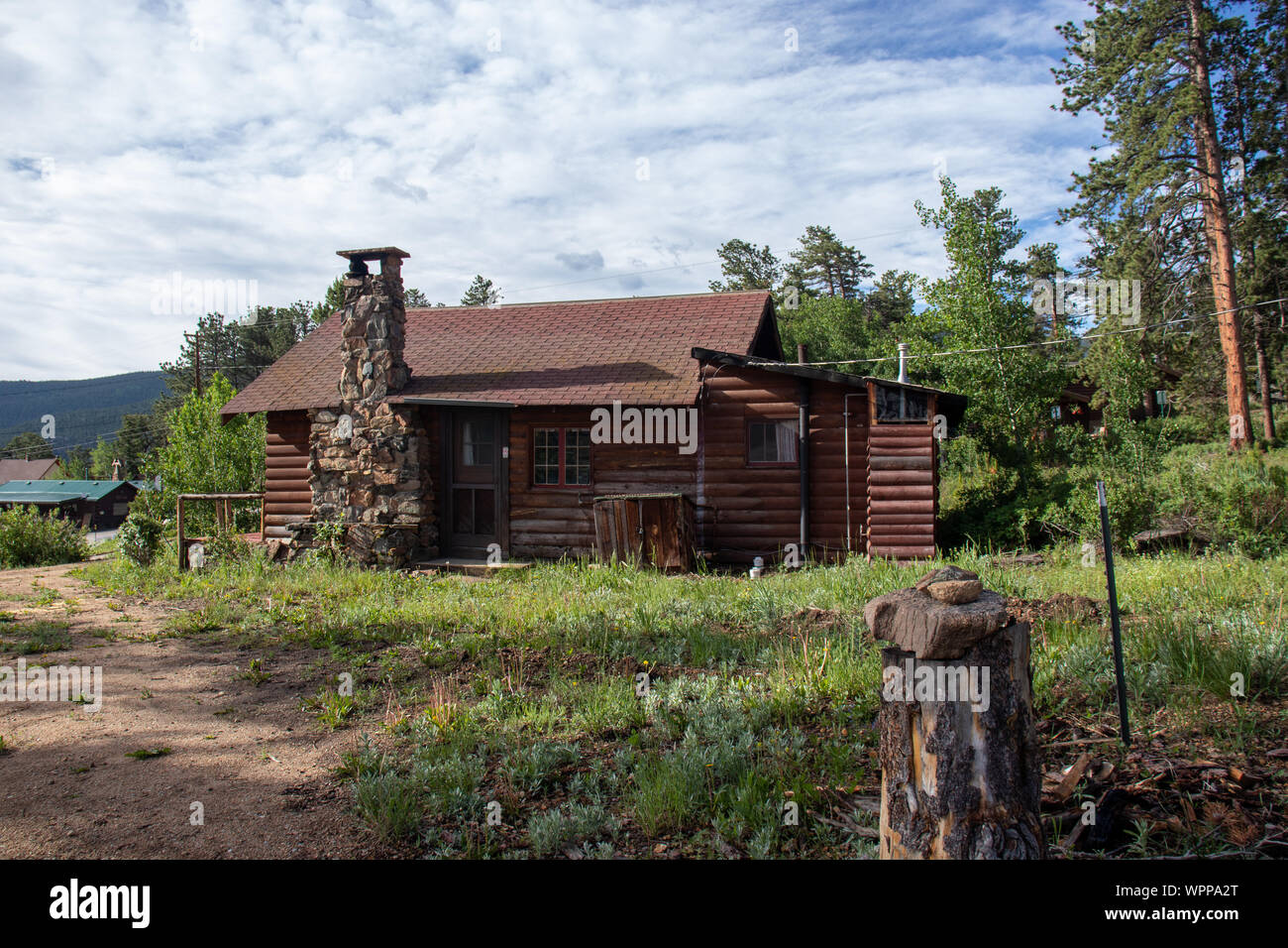 Remote mountain cabin hi-res stock photography and images - Alamy