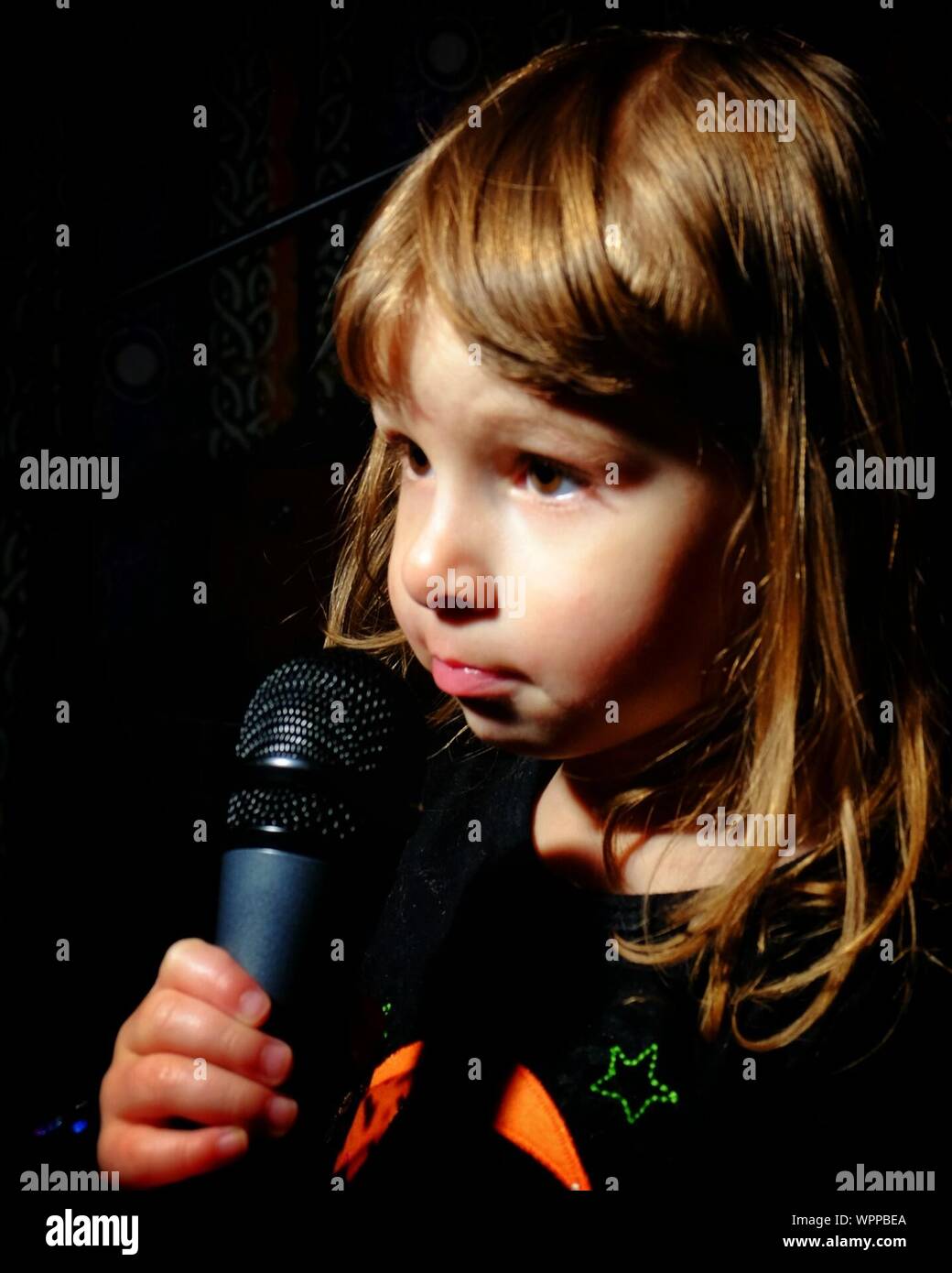 Girl with microphone hi-res stock photography and images - Alamy