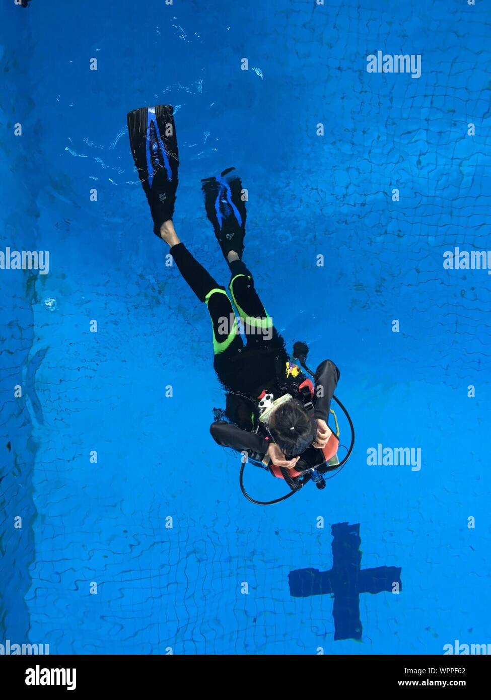 Diver swimming pool hi-res stock photography and images - Alamy