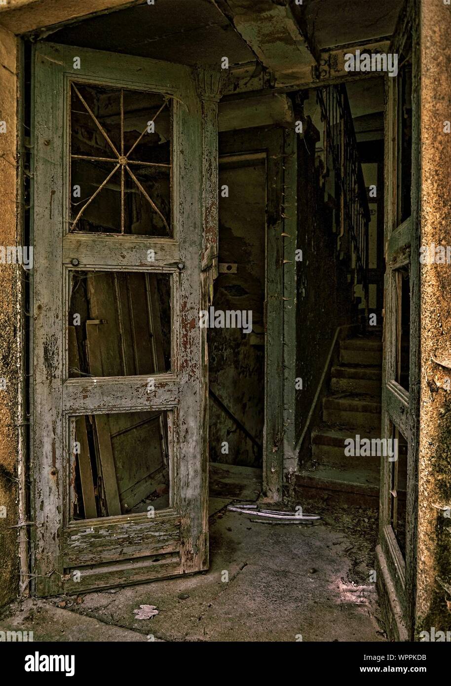 Open front building hi-res stock photography and images - Alamy