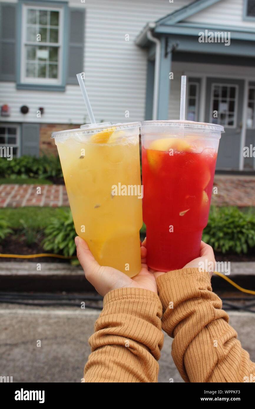 Hands holding drinks hi-res stock photography and images - Alamy
