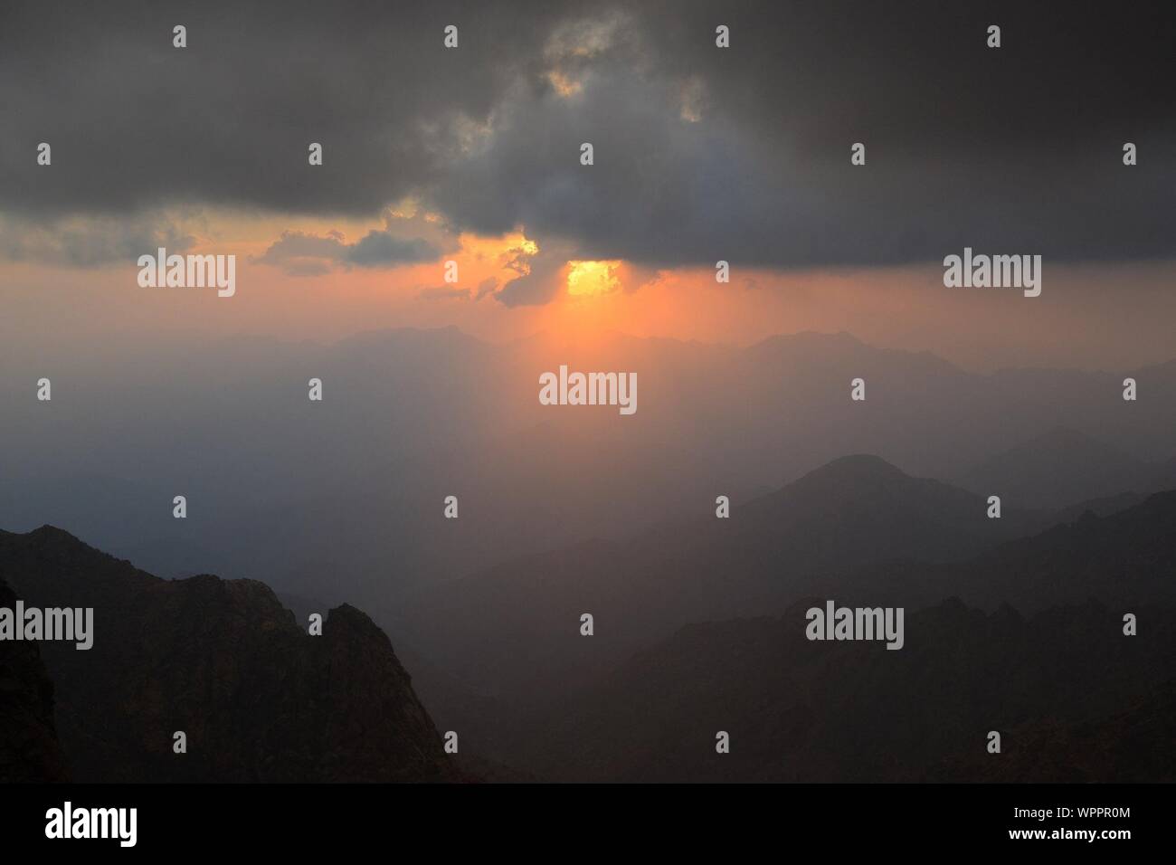 Sun shining through storm cloud hi-res stock photography and images - Alamy