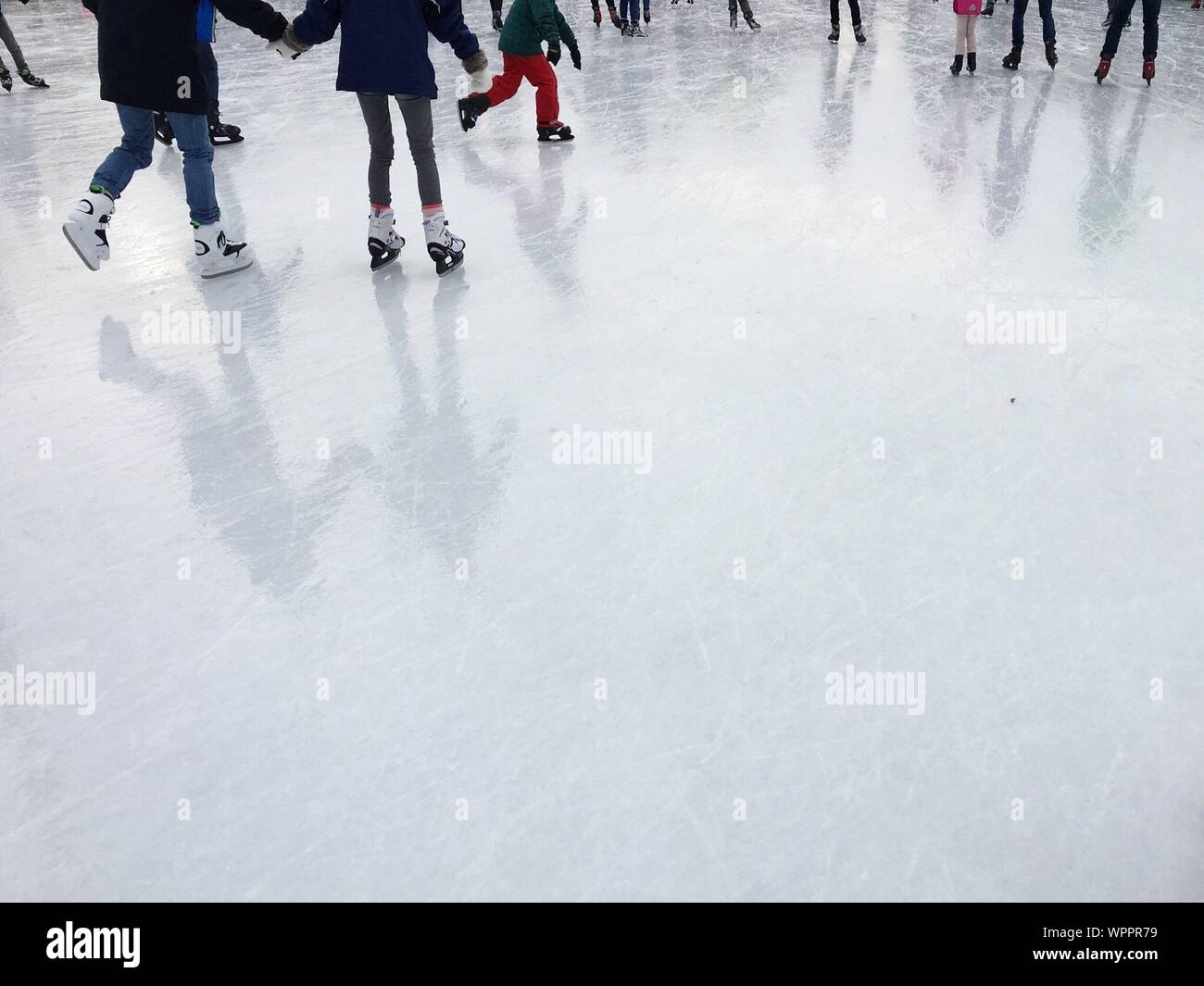 Group of people low temperature hi-res stock photography and images - Alamy