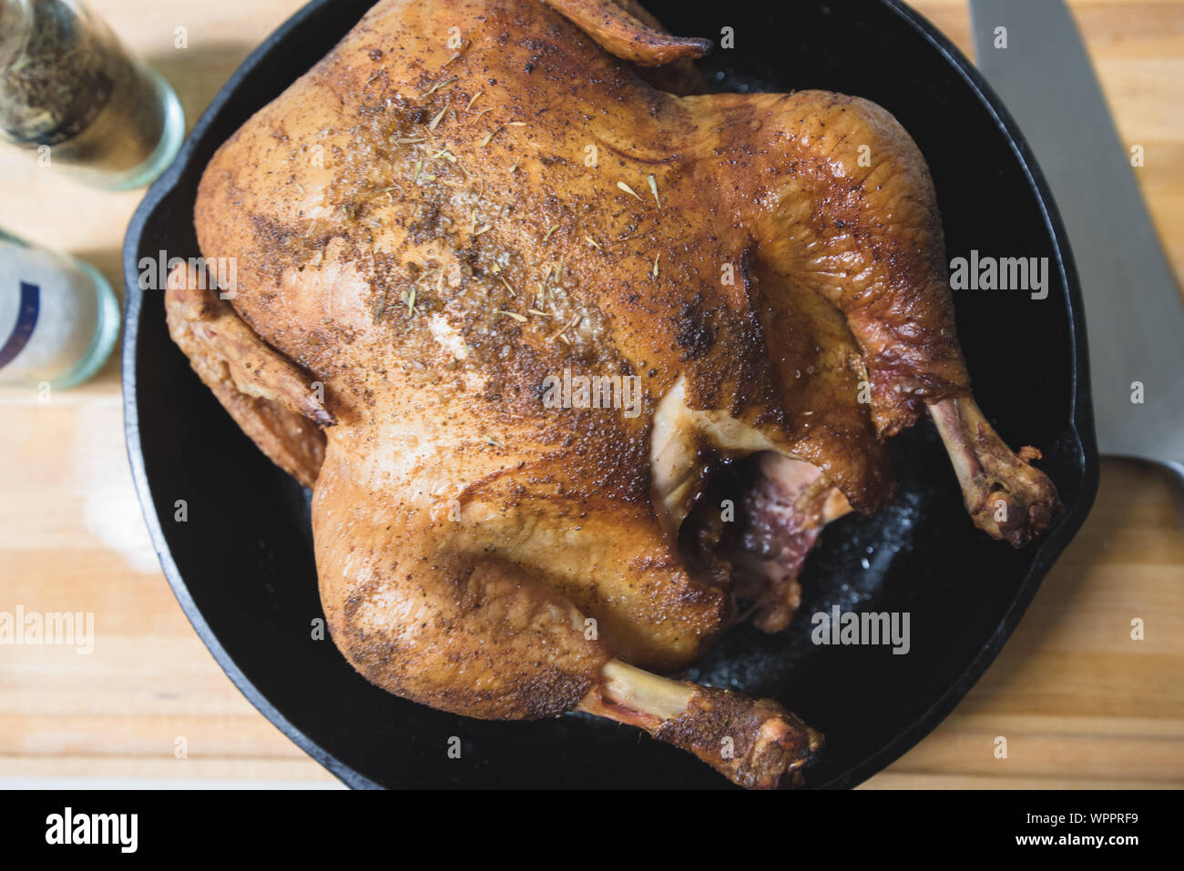 Golden crispy whole roast chicken Stock Photo - Alamy