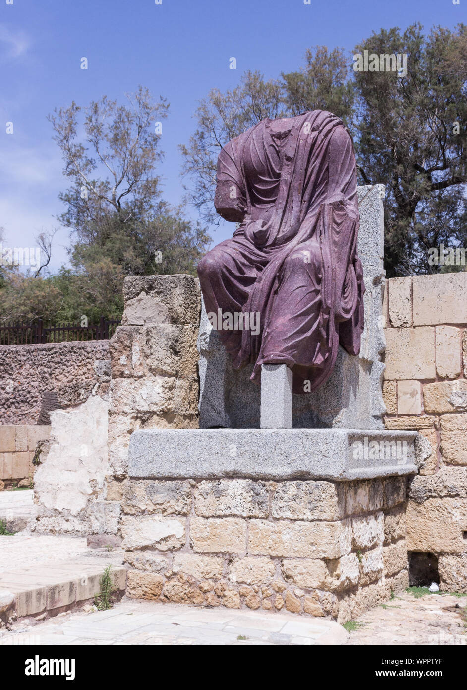 Old statue hi-res stock photography and images - Alamy