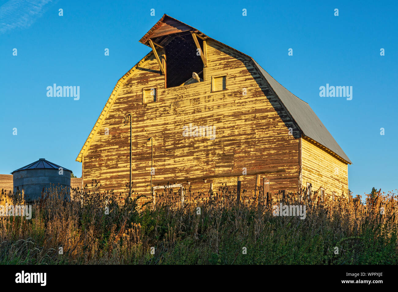 Fall barn hi-res stock photography and images - Alamy