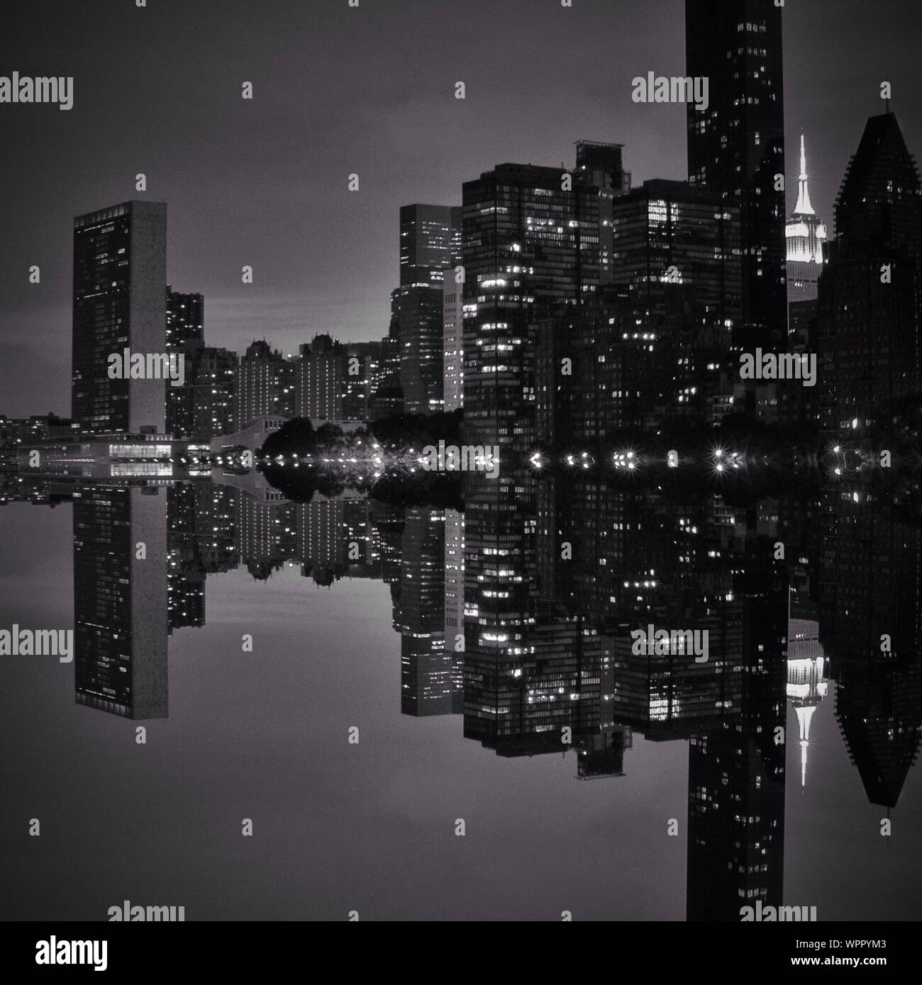 Reflection skyscrapers hi-res stock photography and images - Alamy
