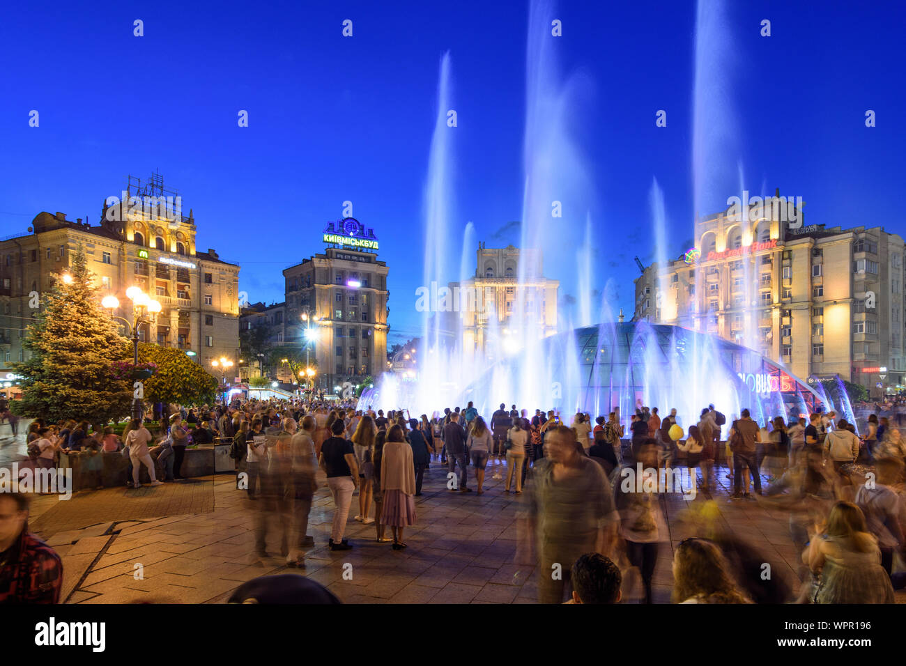 Kiev, Kyiv: Maidan Nezalezhnosti (Independence Square), nightly ...